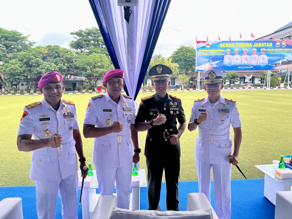 DANLANTAMAL IX HADIRI SERTIJAB PANGKOARMADA III DI LAPANGAN UPACARA ...